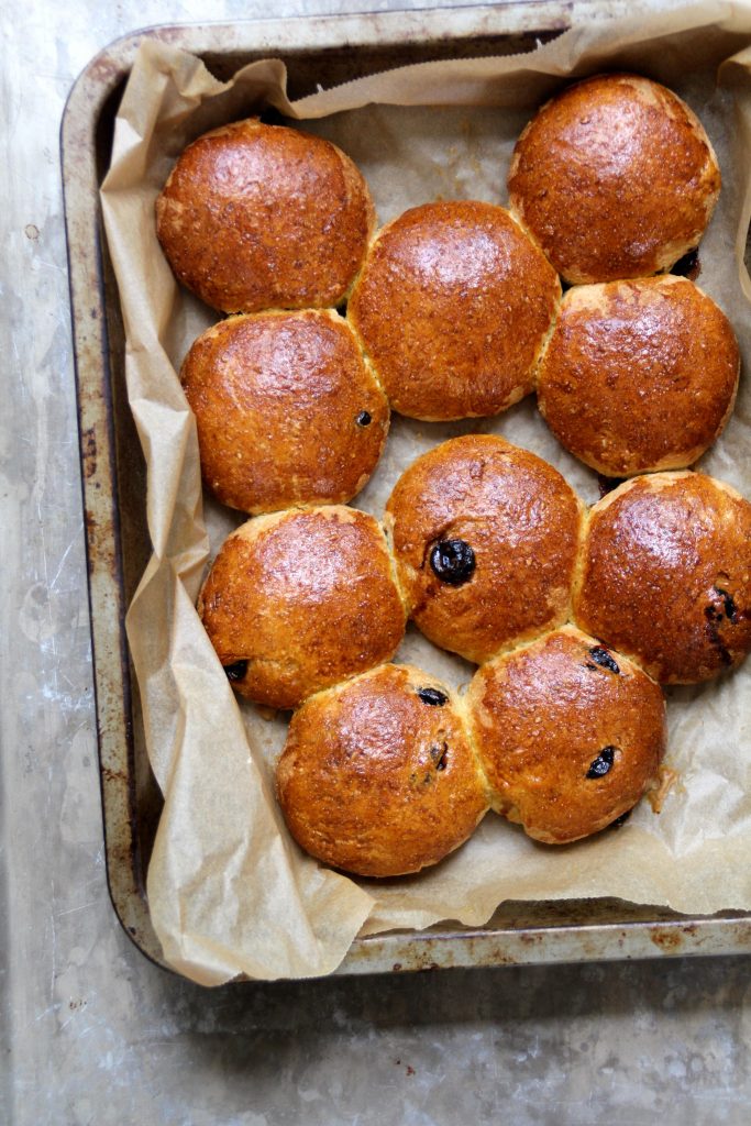SUNNERE BOLLER - med havregryn, kokos og kirsebær - Mat På Bordet