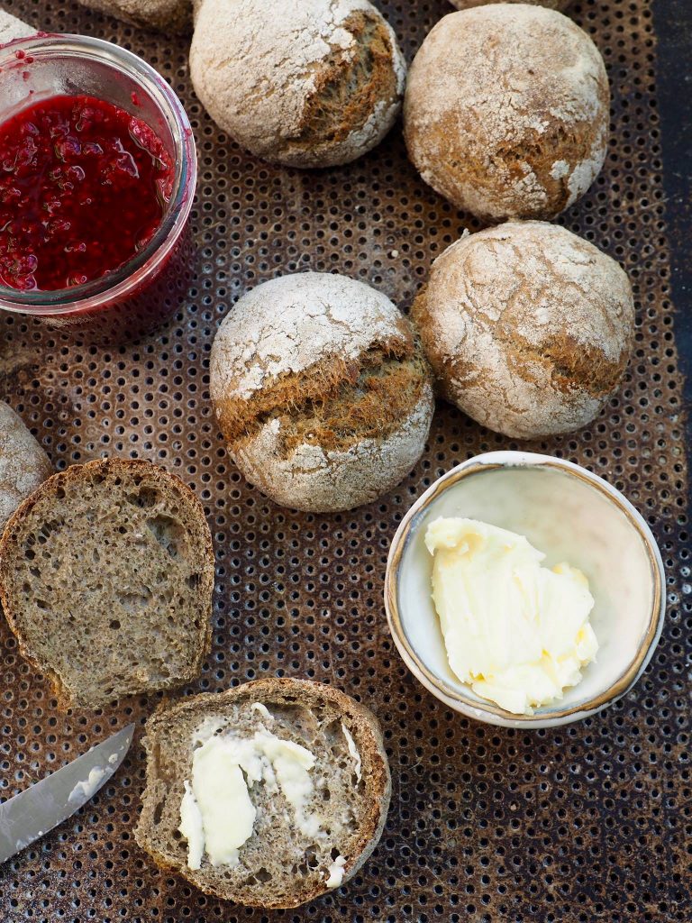 Eltefrie rundstykker med hampmel og chiafrø - Mat På Bordet