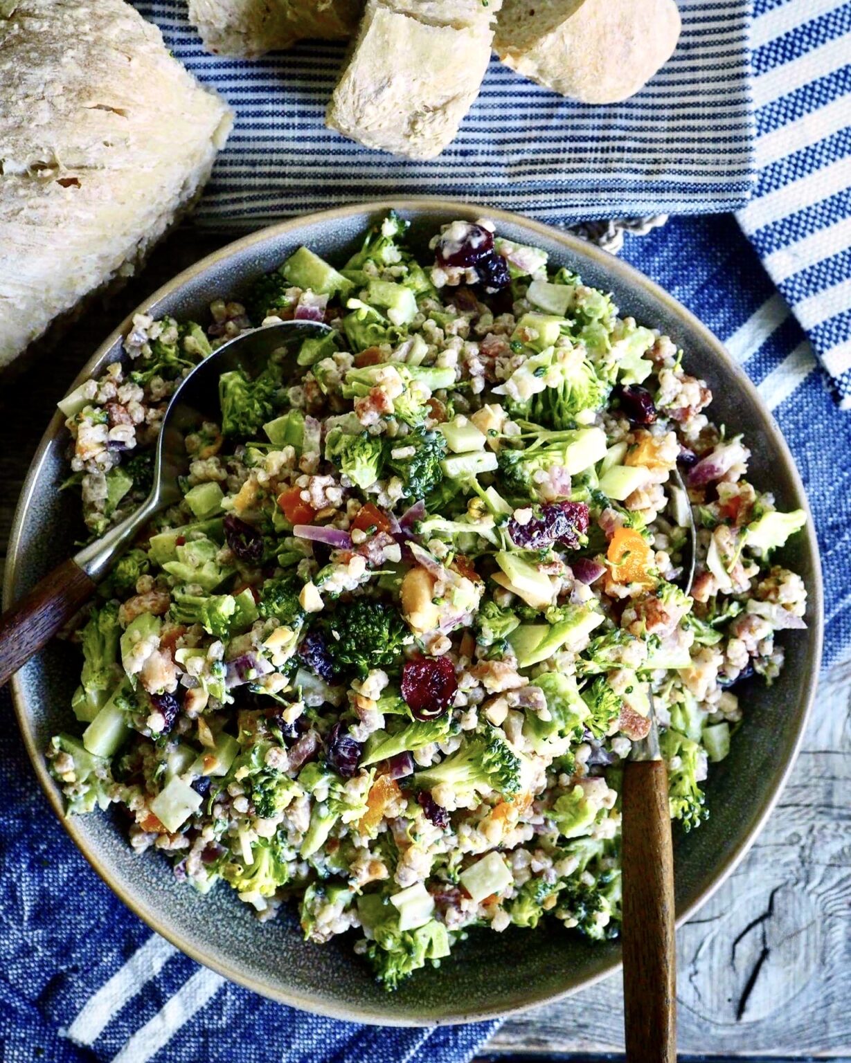 Fantastisk god brokkolisalat - med bacon og byggryn! - Mat På Bordet