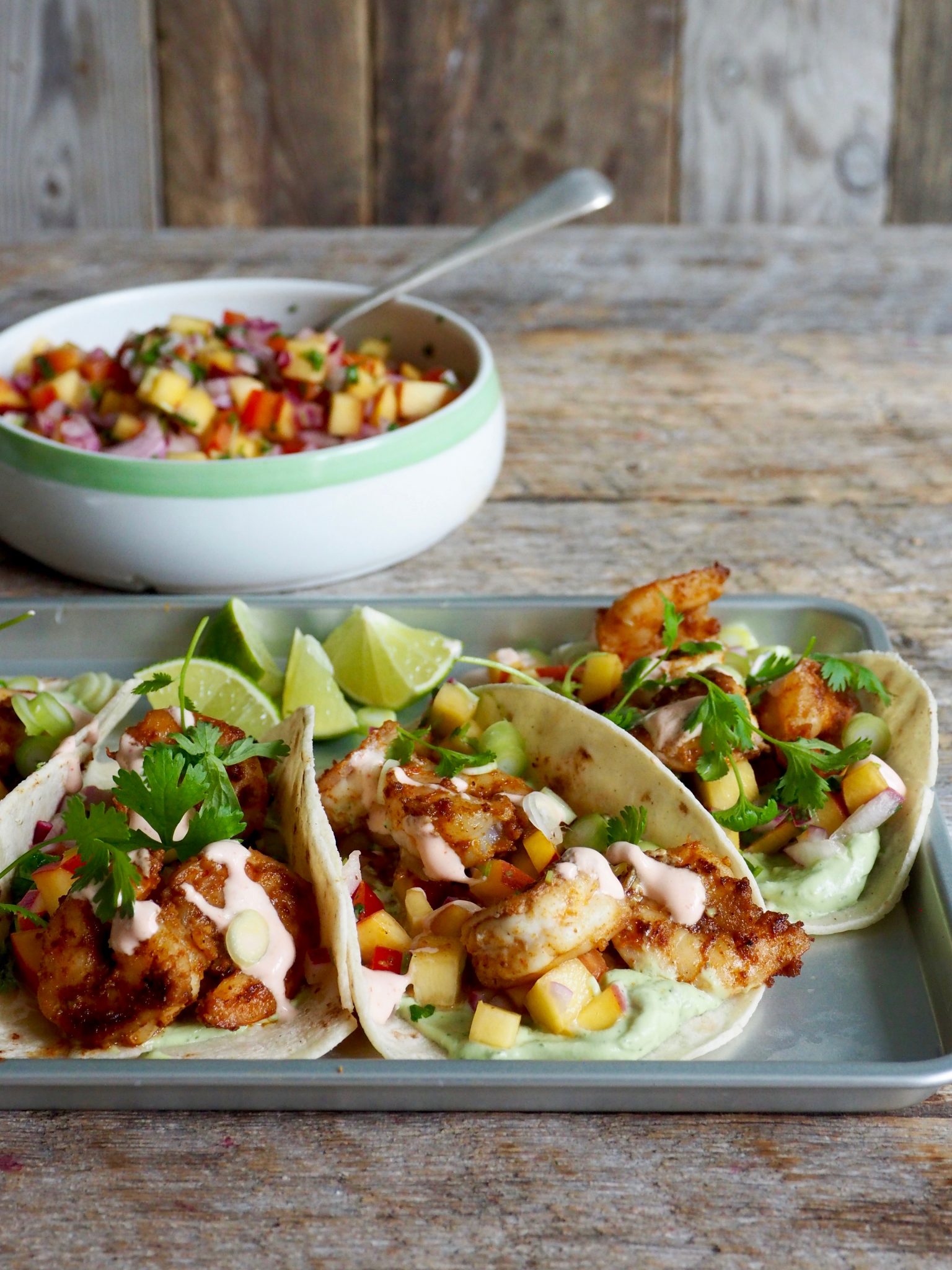Tacos med spicy scampi og ferskensalsa - Mat på Bordet