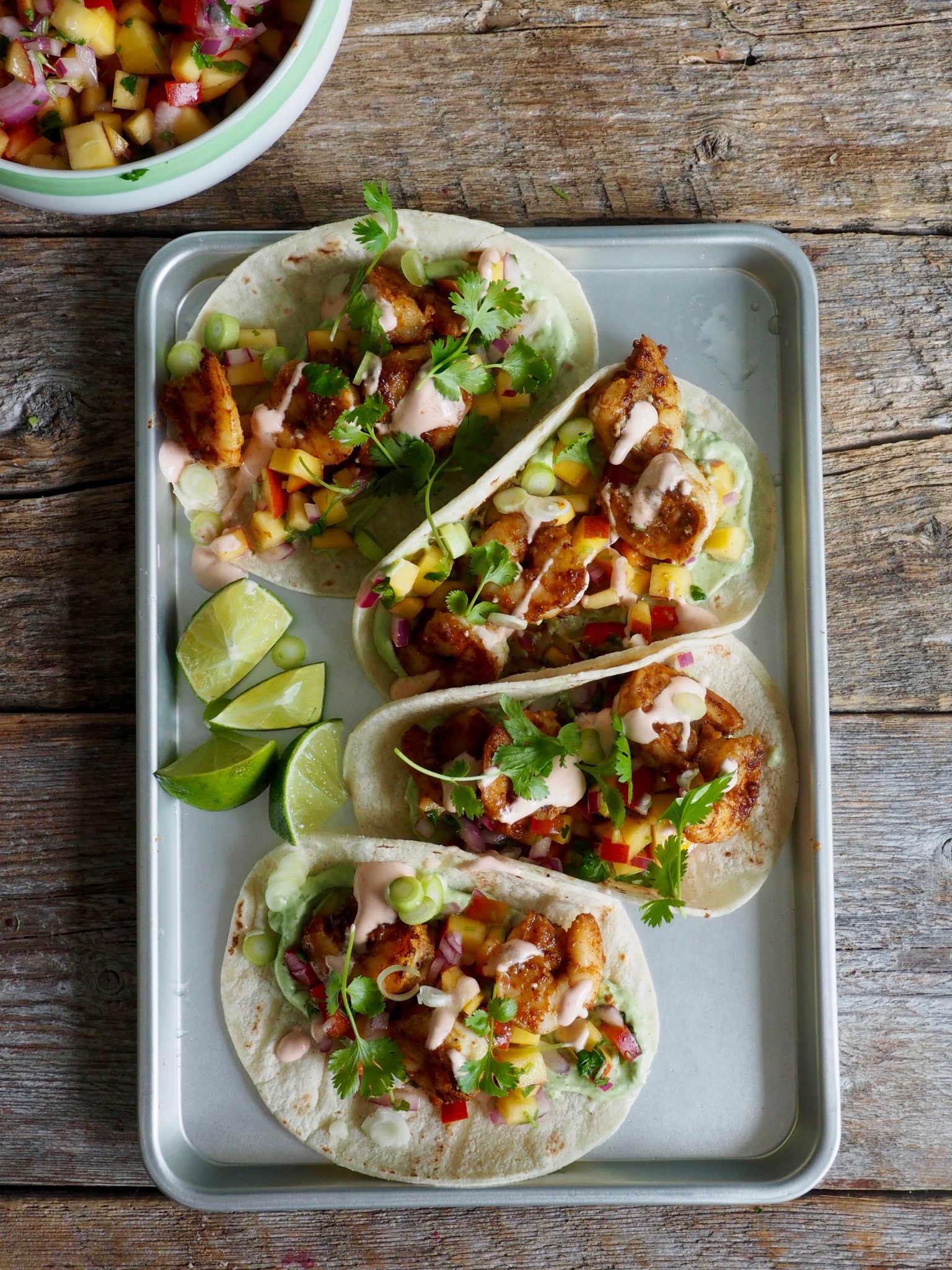 Tacos med spicy scampi og ferskensalsa - Mat på Bordet