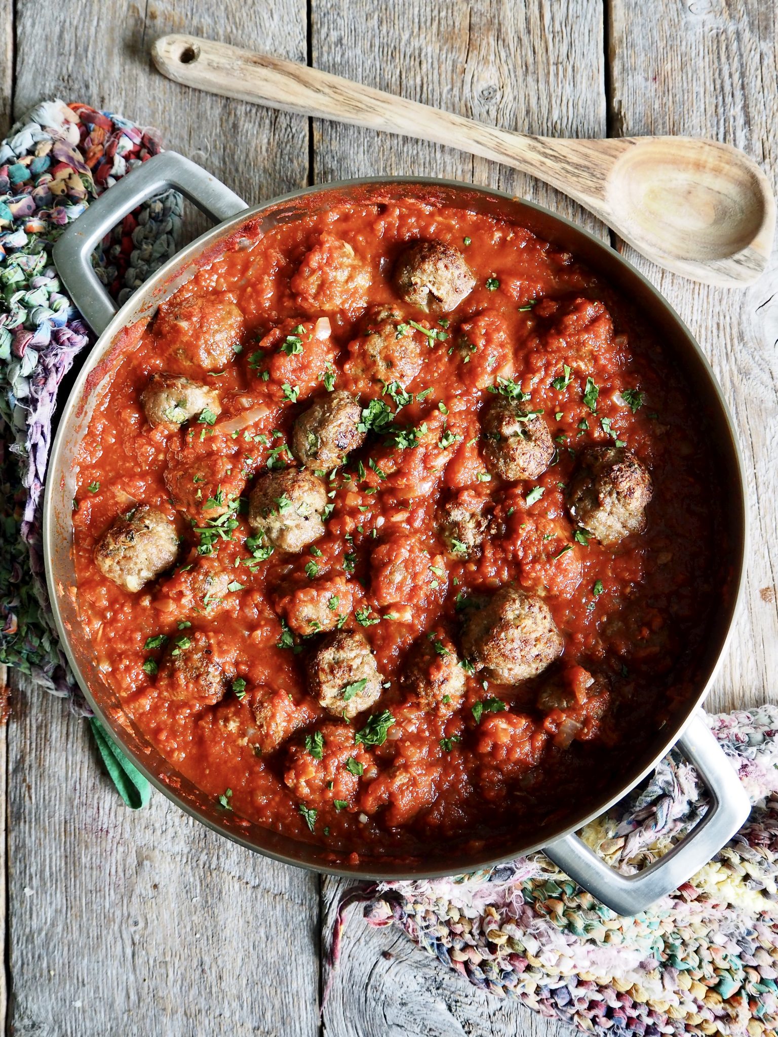 Lammekjøttboller i spicy tomatsaus - Mat På Bordet