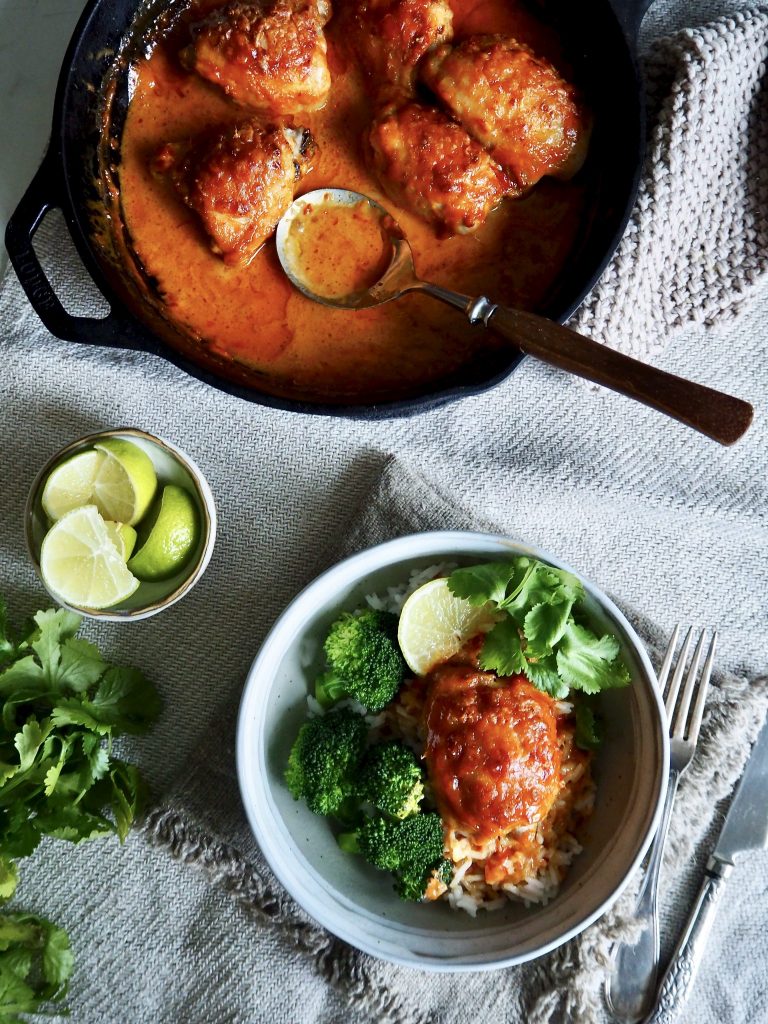 Enkel ovnsbakt kylling med chili og kokosmelk - Mat På Bordet