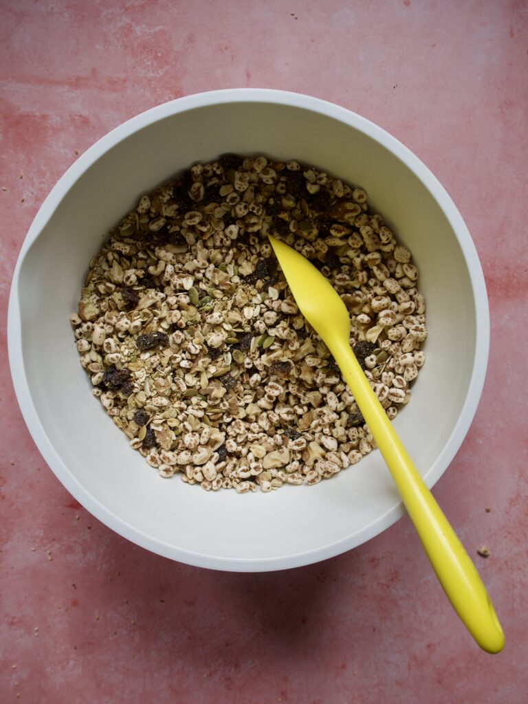 Enkle energibarer med frø, frukt, havre og sjokolade! - Mat På Bordet