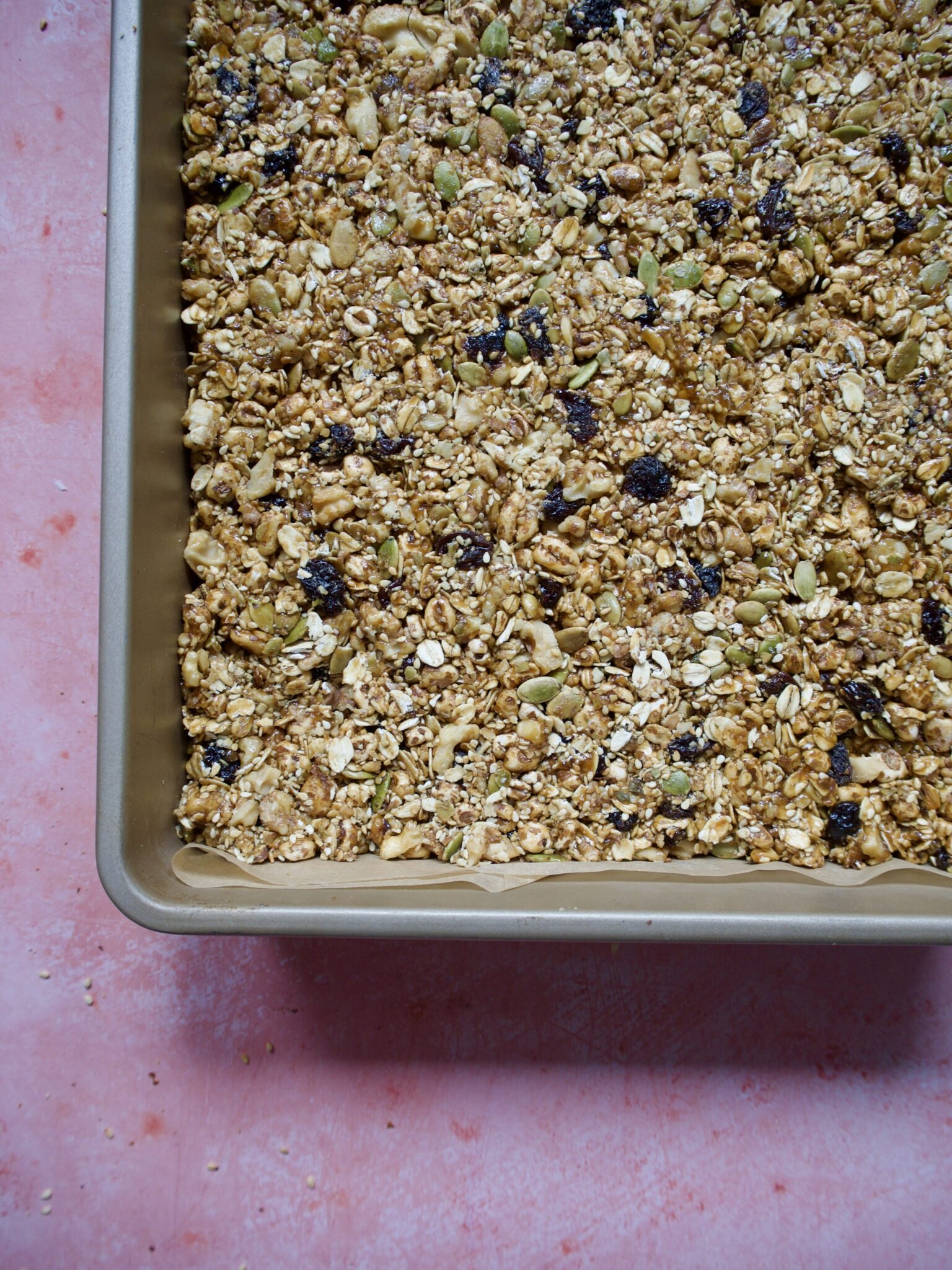 Enkle energibarer med frø, frukt, havre og sjokolade! - Mat På Bordet