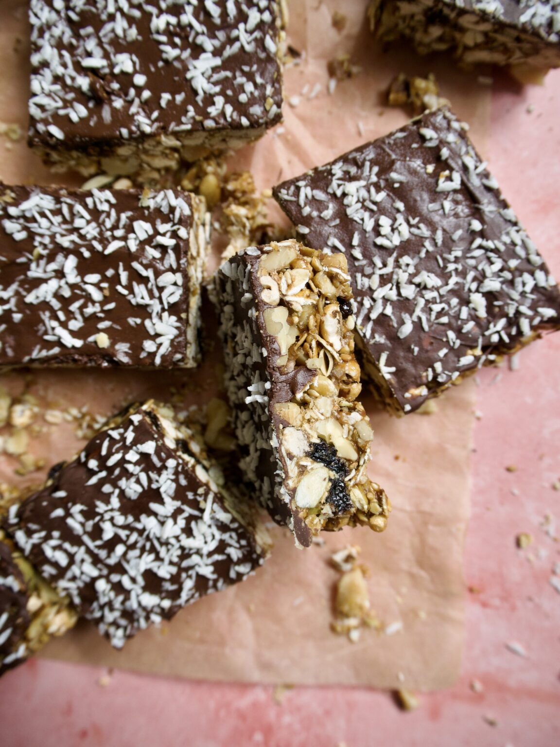 Enkle energibarer med frø, frukt, havre og sjokolade! - Mat På Bordet