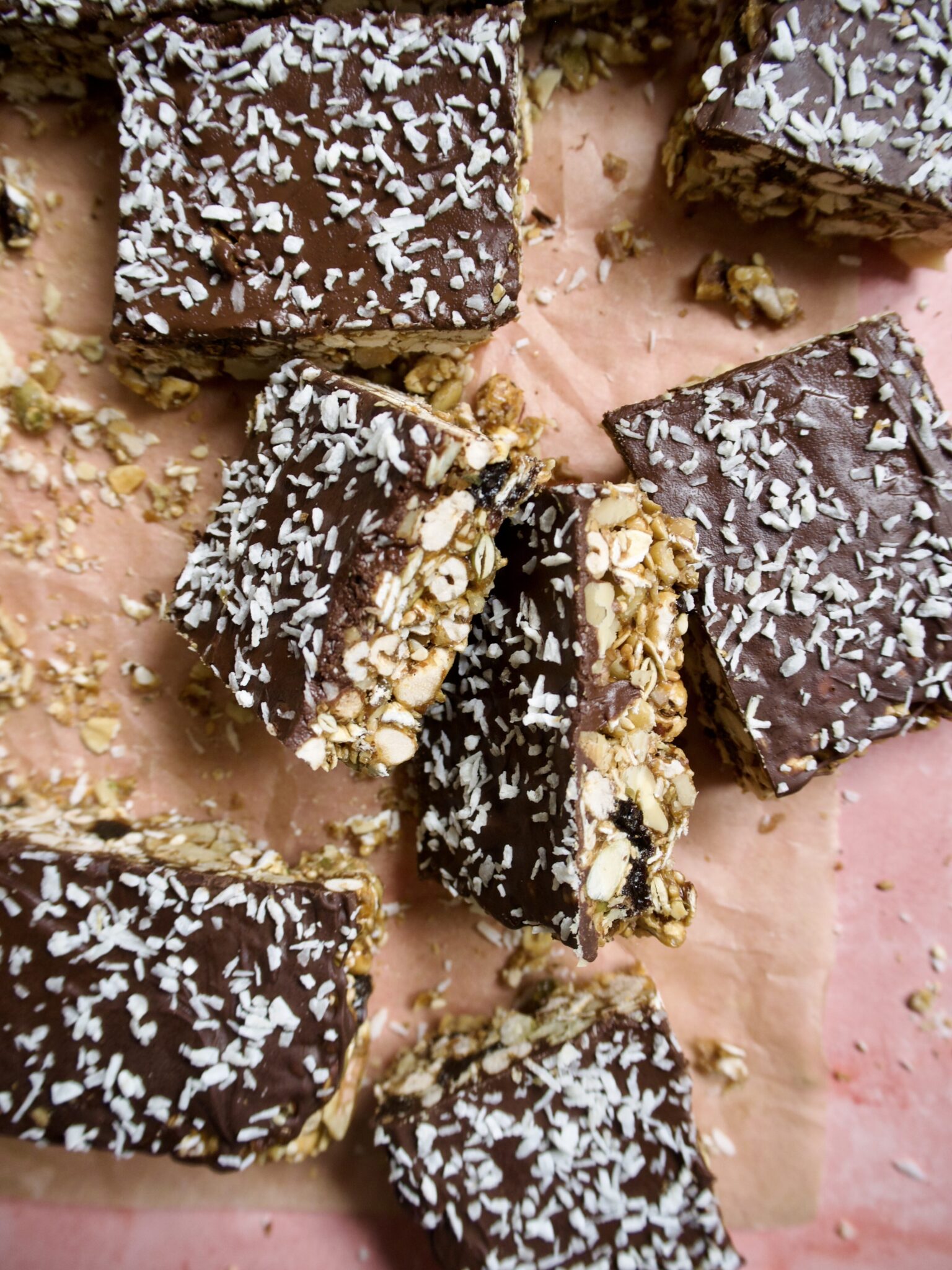 Enkle energibarer med frø, frukt, havre og sjokolade! - Mat På Bordet