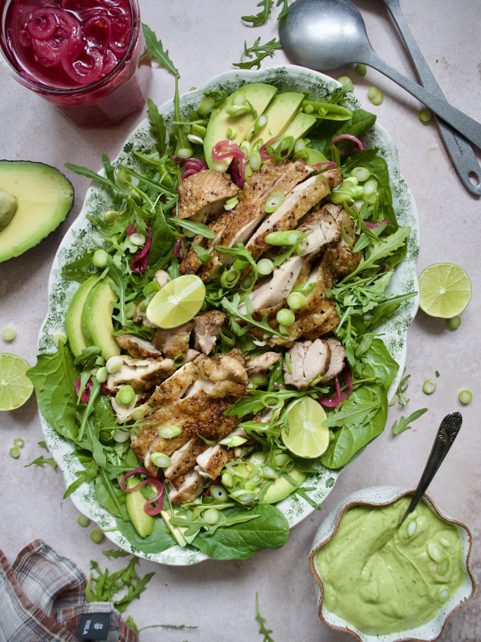 En usedvanlig god KYLLINGSALAT med avokadodressing - Mat På Bordet