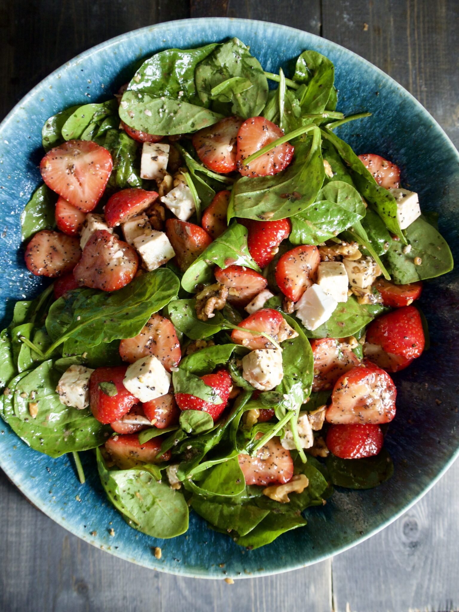Frisk salat med spinat, jordbær og en valmuefrødressing - Mat På Bordet