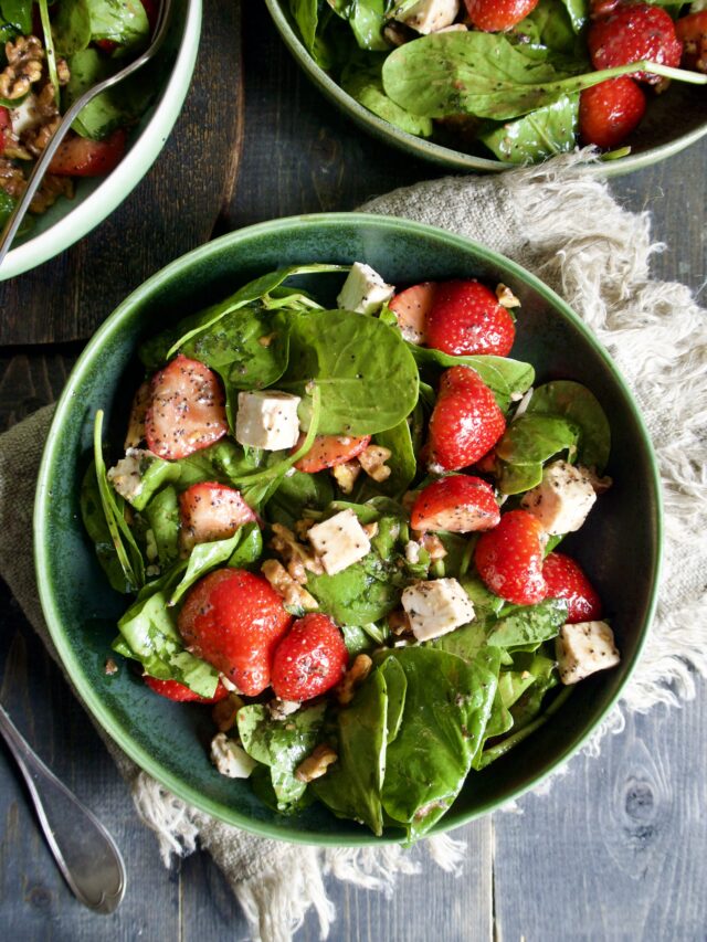 Frisk salat med spinat, jordbær og en valmuefrødressing - Mat På Bordet