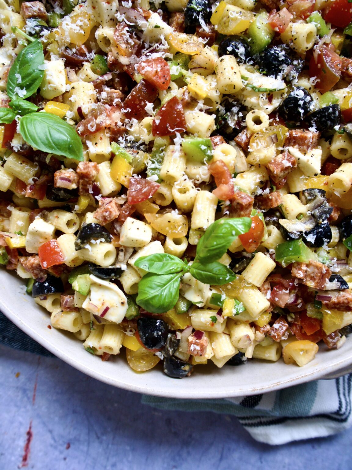Italiensk pastasalat med salami og mozzarella - Mat På Bordet